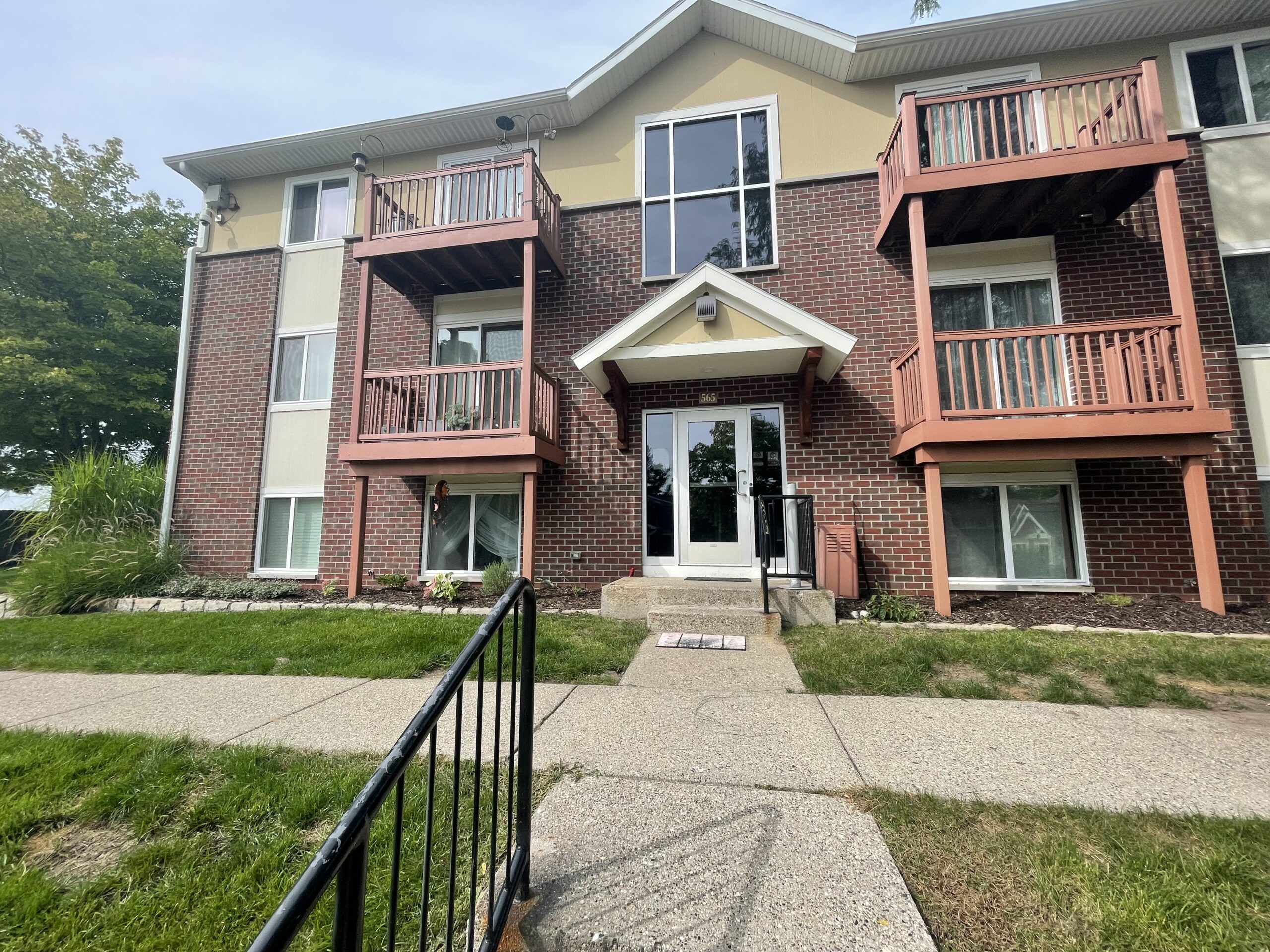 Hillview Townhomes & Apartments